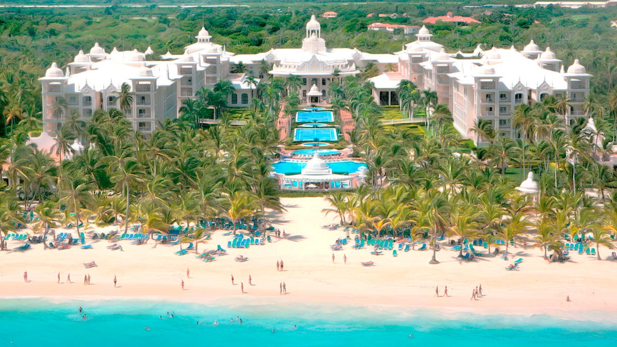 Riu отметила большой спрос на ее новую концепцию "Riu Pool Party" в ...